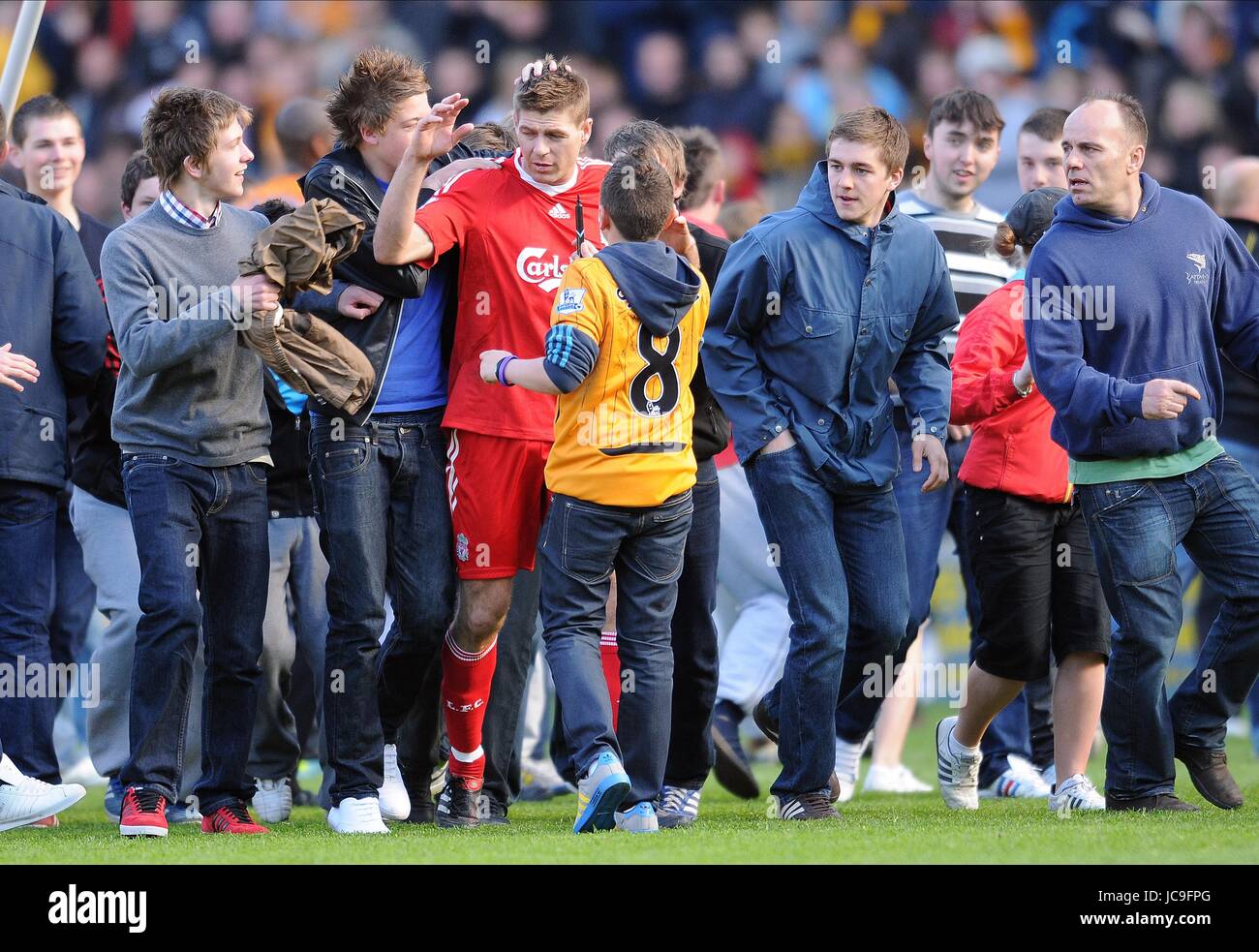 STEVEN GERRARD FIGHT HIS WAY THROUGH HULL FANS, HULL V LIVERPOOL, HULL ...