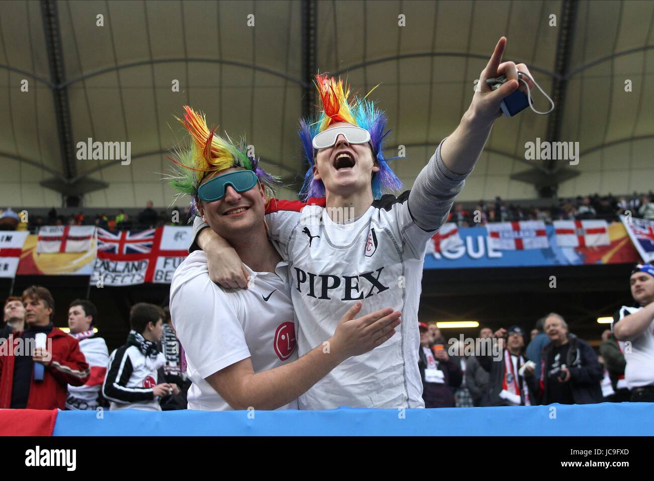 Fulham fans hi-res stock photography and images - Alamy