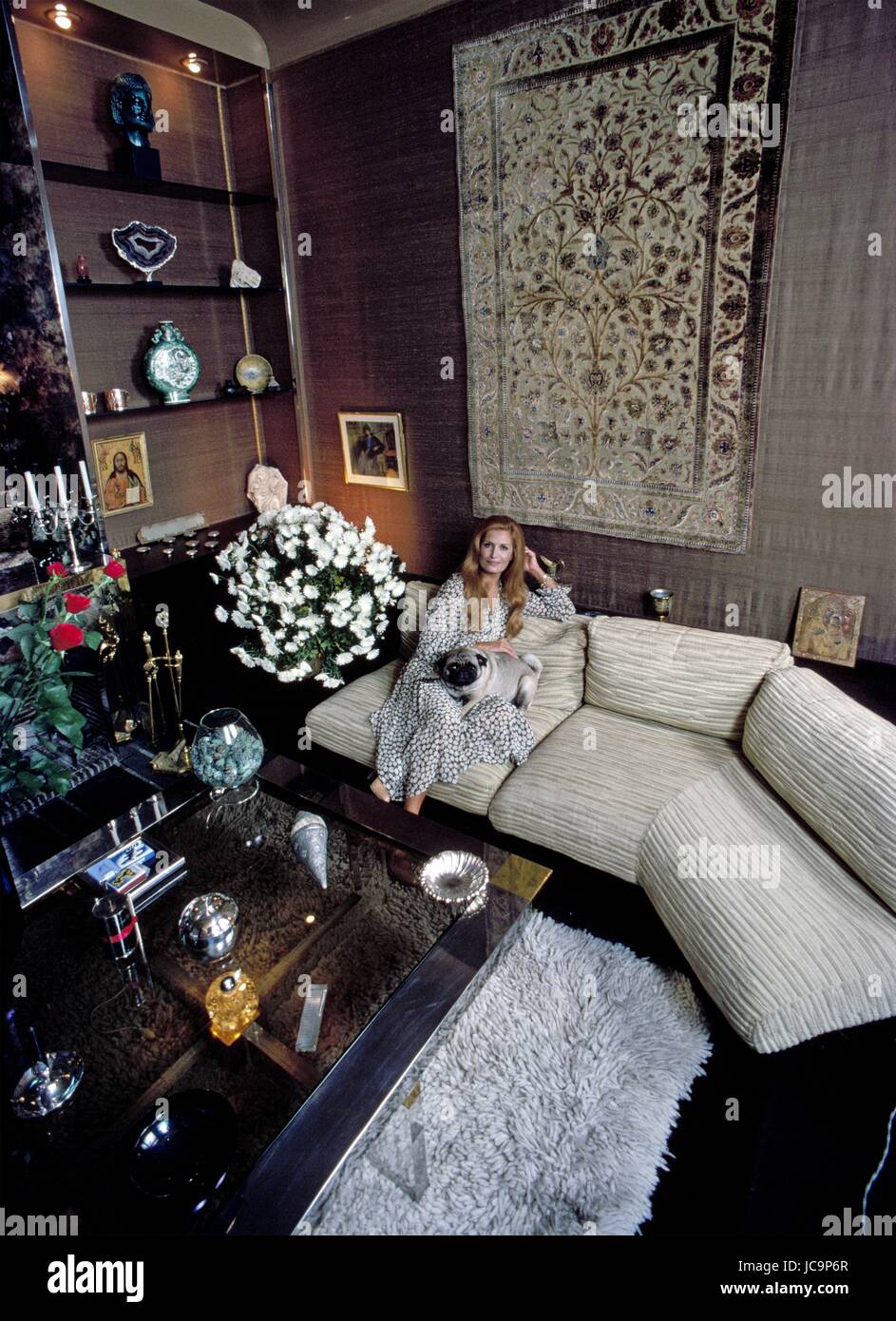 French singer Dalida posing in her house located 11bis rue d'Orchampt ...