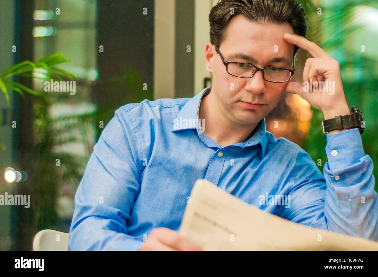 Newspaper table open hi-res stock photography and images - Alamy