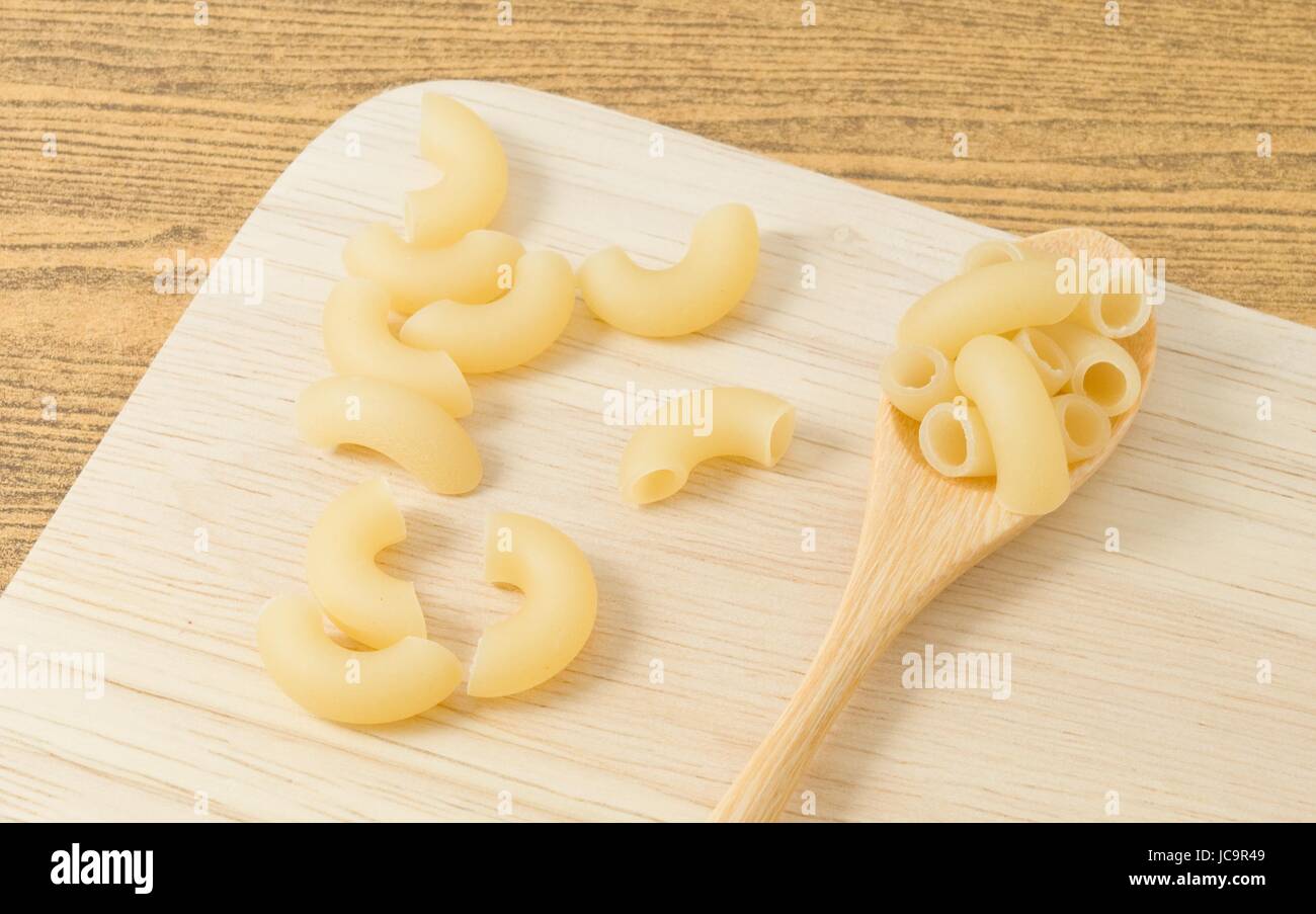 Bowl uncooked shell pasta hi-res stock photography and images - Alamy