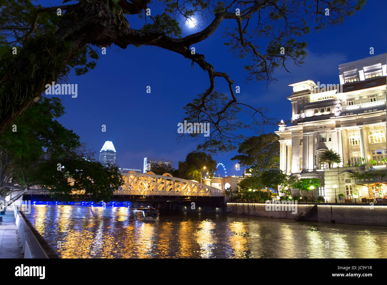 Singapore River. Center of Singapore, evening in city Stock Photo - Alamy