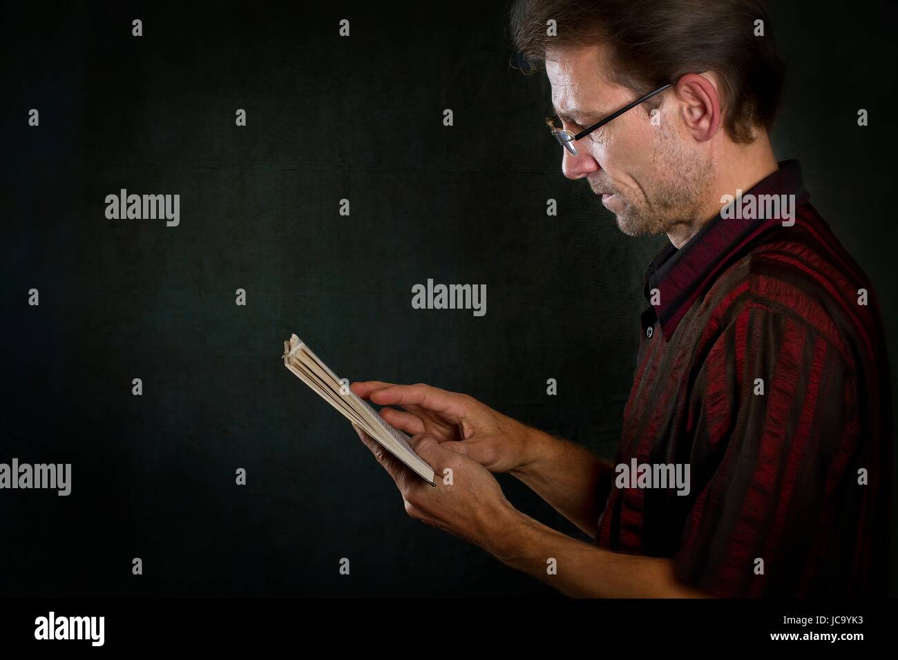 man over 45 reading a book Stock Photo - Alamy