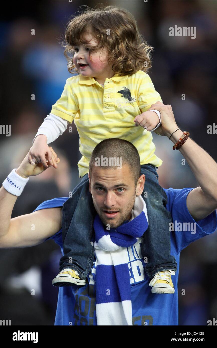 JOE COLE & FAMILY CHELSEA FC CHELSEA FC STAMFORD BRIDGE LONDON ENGLAND ...