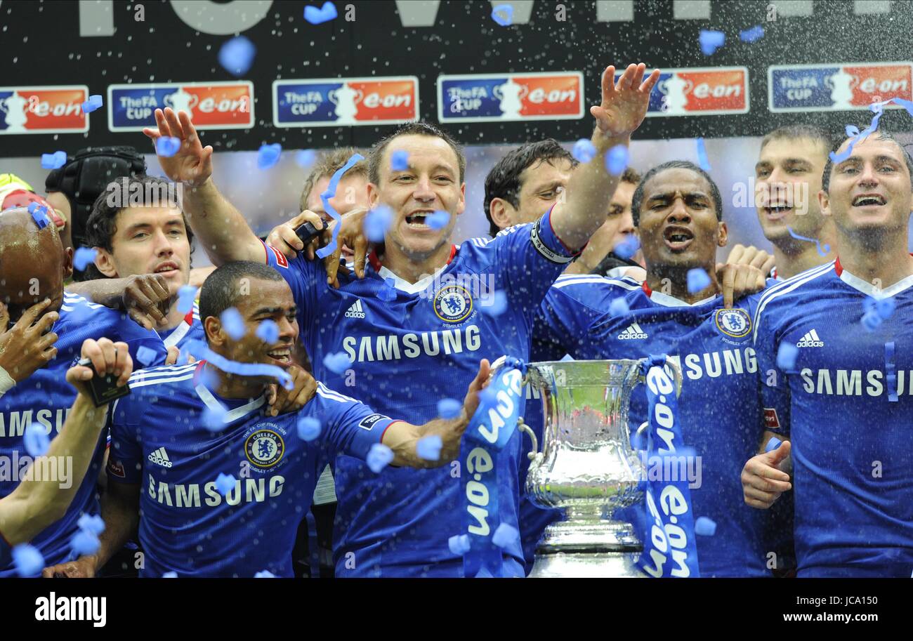 JOHN TERRY & CHELSEA TEAM CELE CHELSEA FC WEMBLEY STADIUM LONDON ...