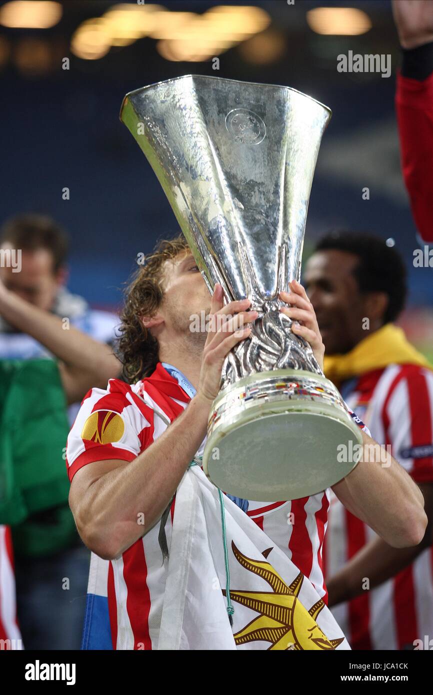 SIMAO LIFTS THE EUROPA CUP ATLETICO MADRID TROPHY ATLETICO MADRID HSH ...
