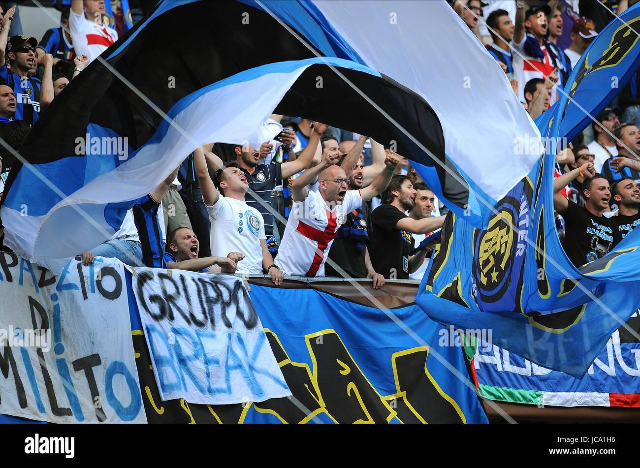 Milan inter fans hi-res stock photography and images - Alamy
