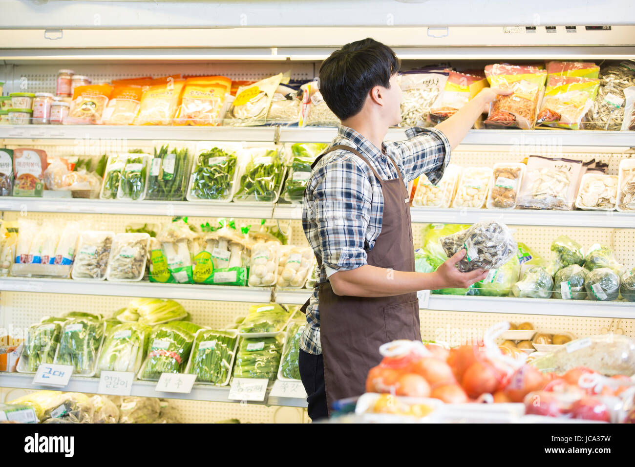 Supermarket employee hi-res stock photography and images - Alamy