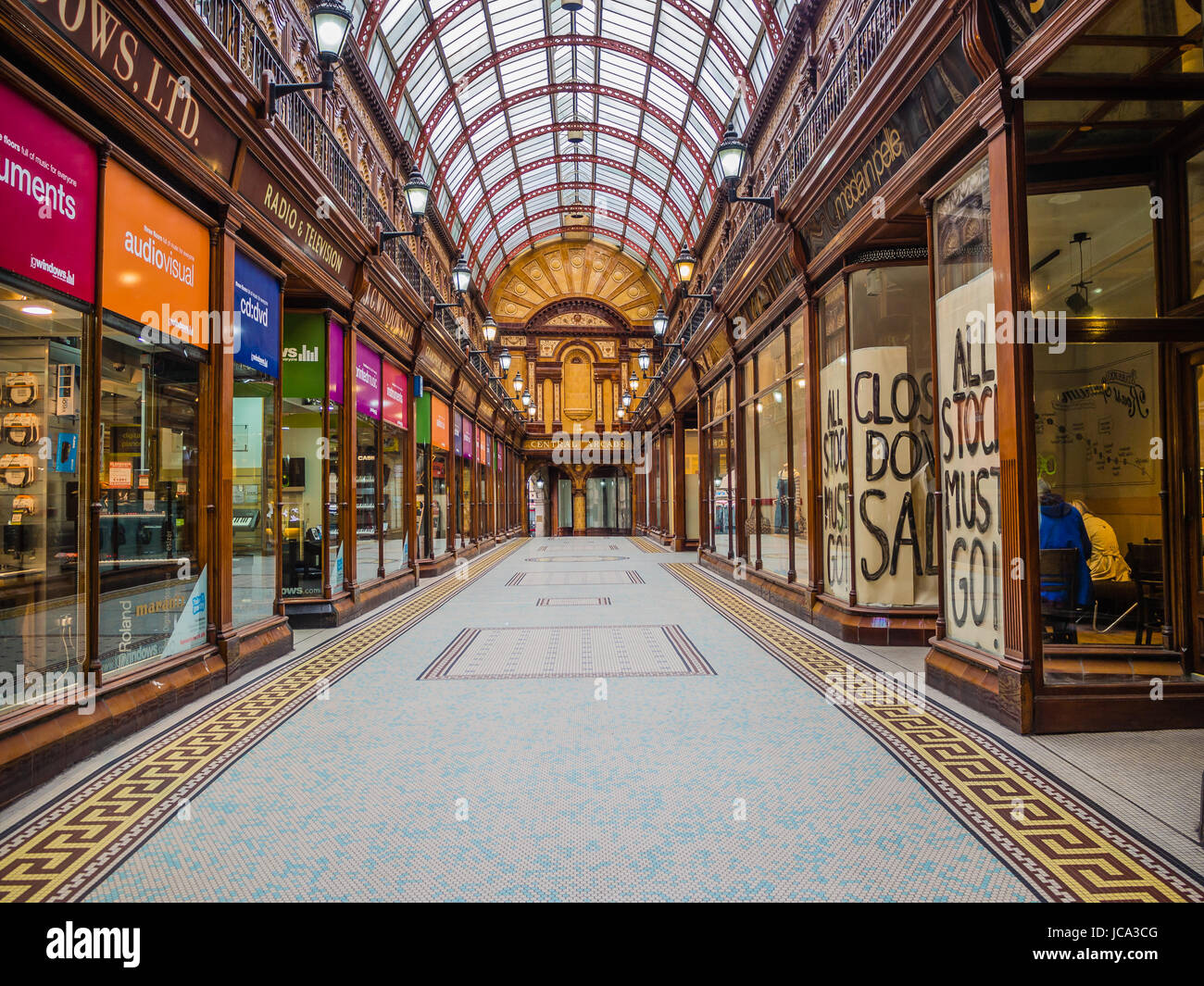 Glass roof central shopping mall hi-res stock photography and images ...