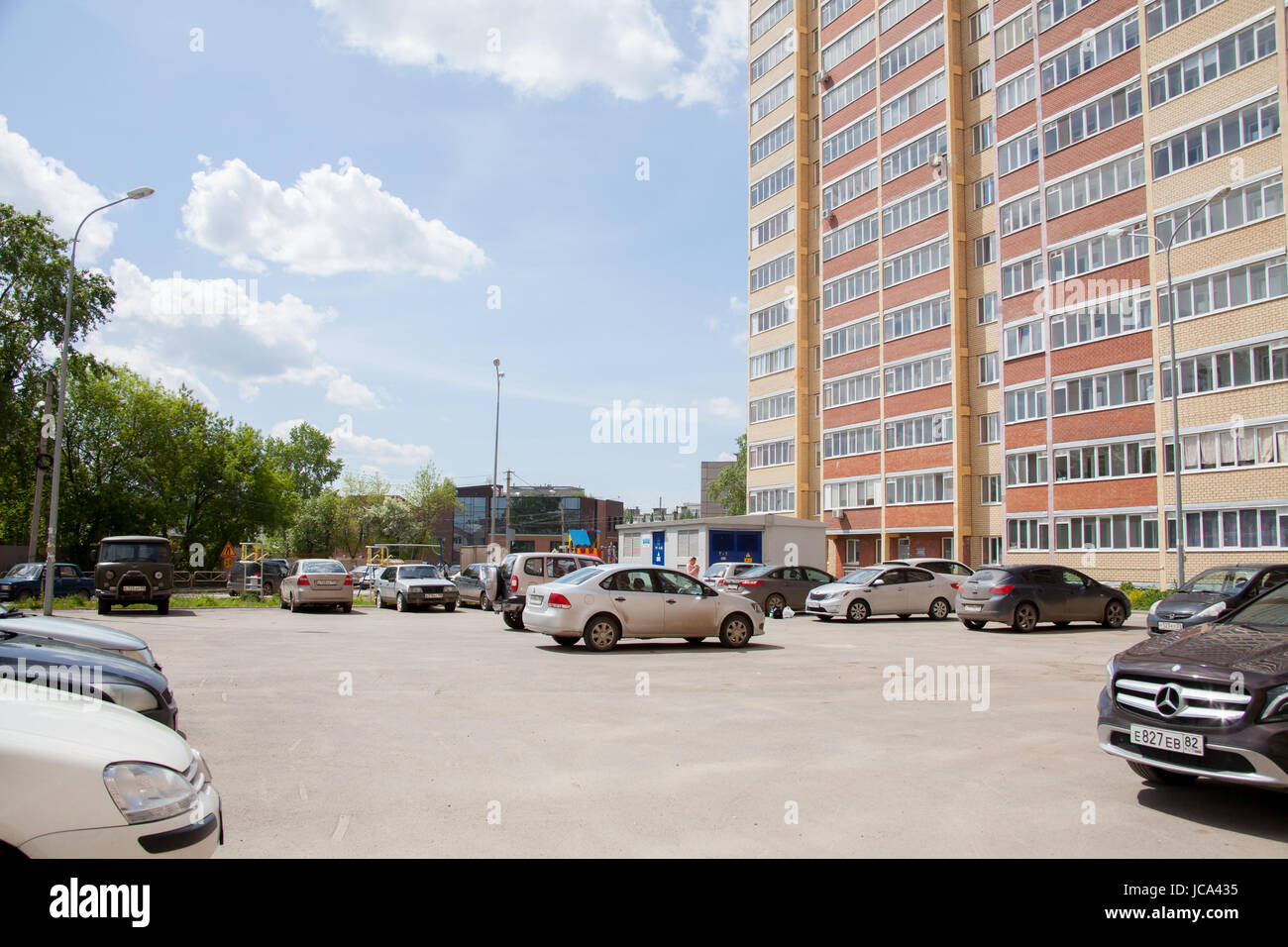 High rise building car parking hi-res stock photography and images - Alamy