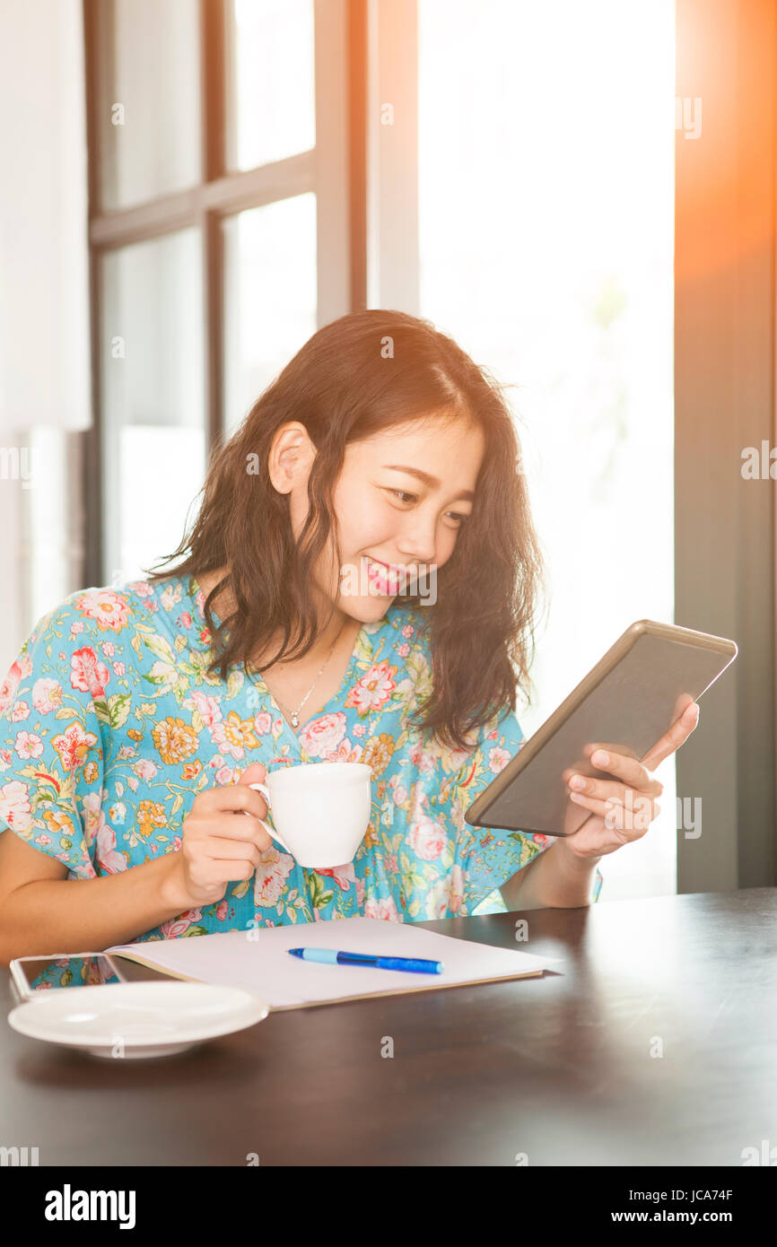 Oman woman reading hi-res stock photography and images - Alamy