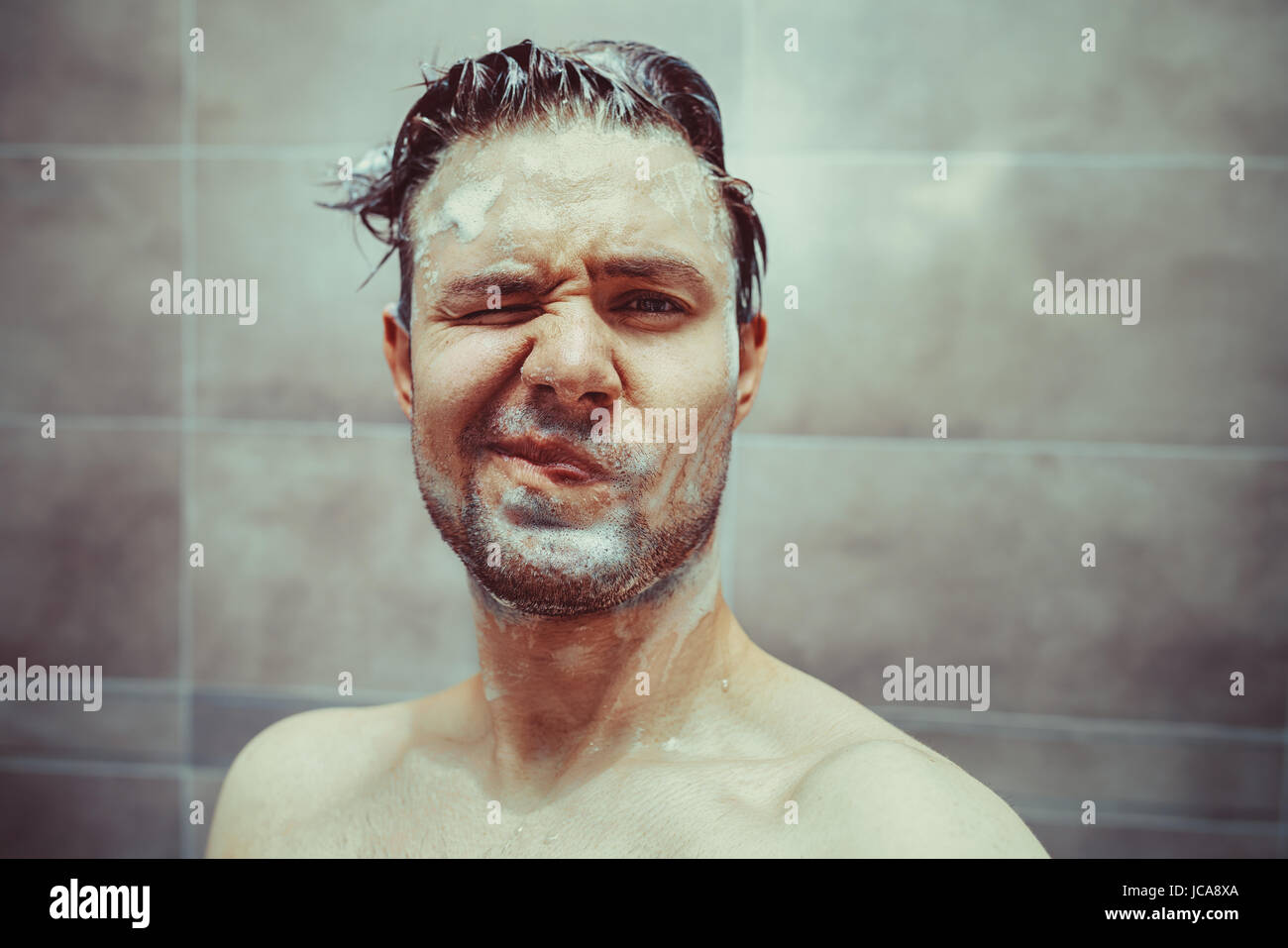 Man shampoo hi-res stock photography and images - Alamy