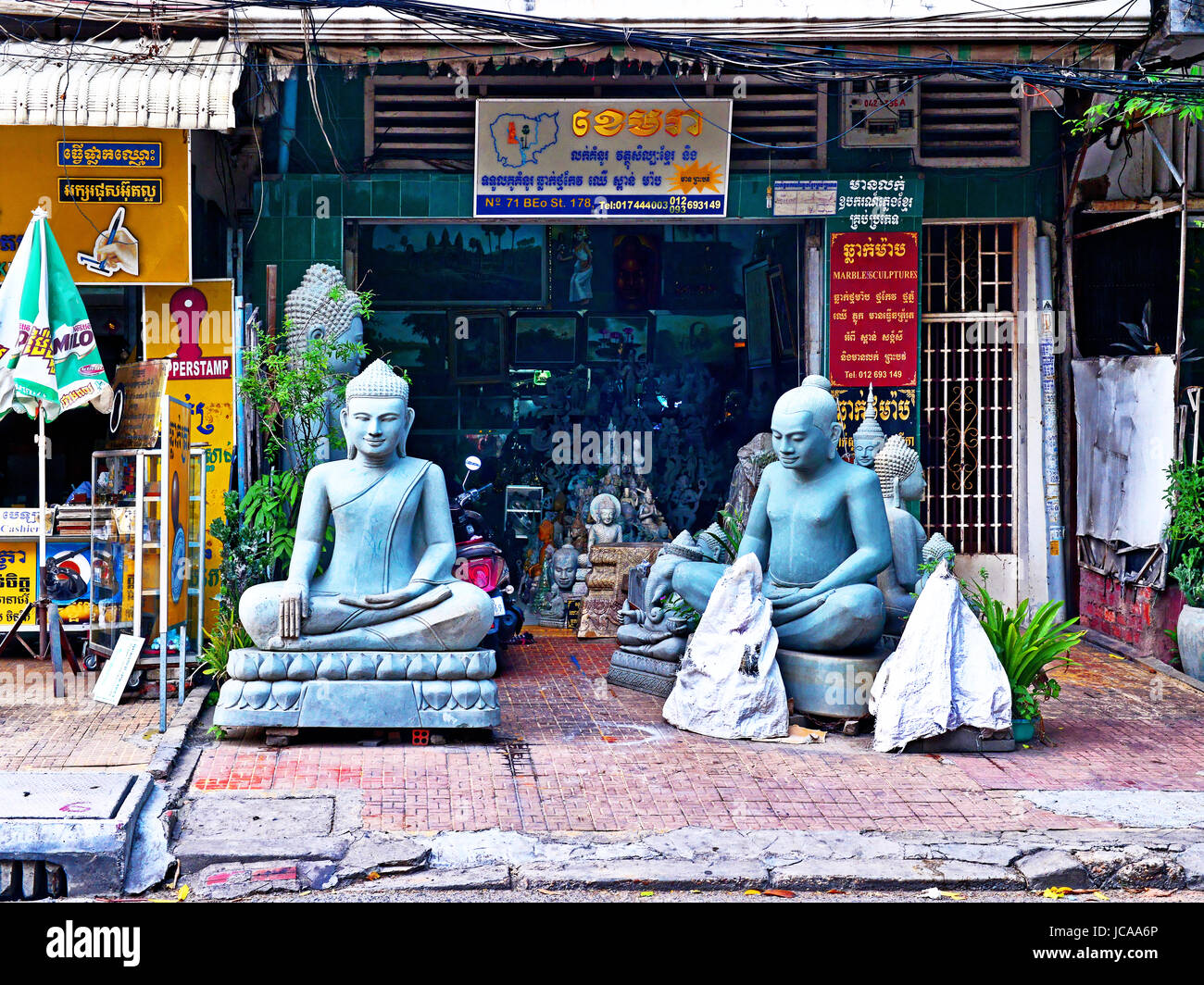 Monument and statue craftmens shop Stock Photo - Alamy