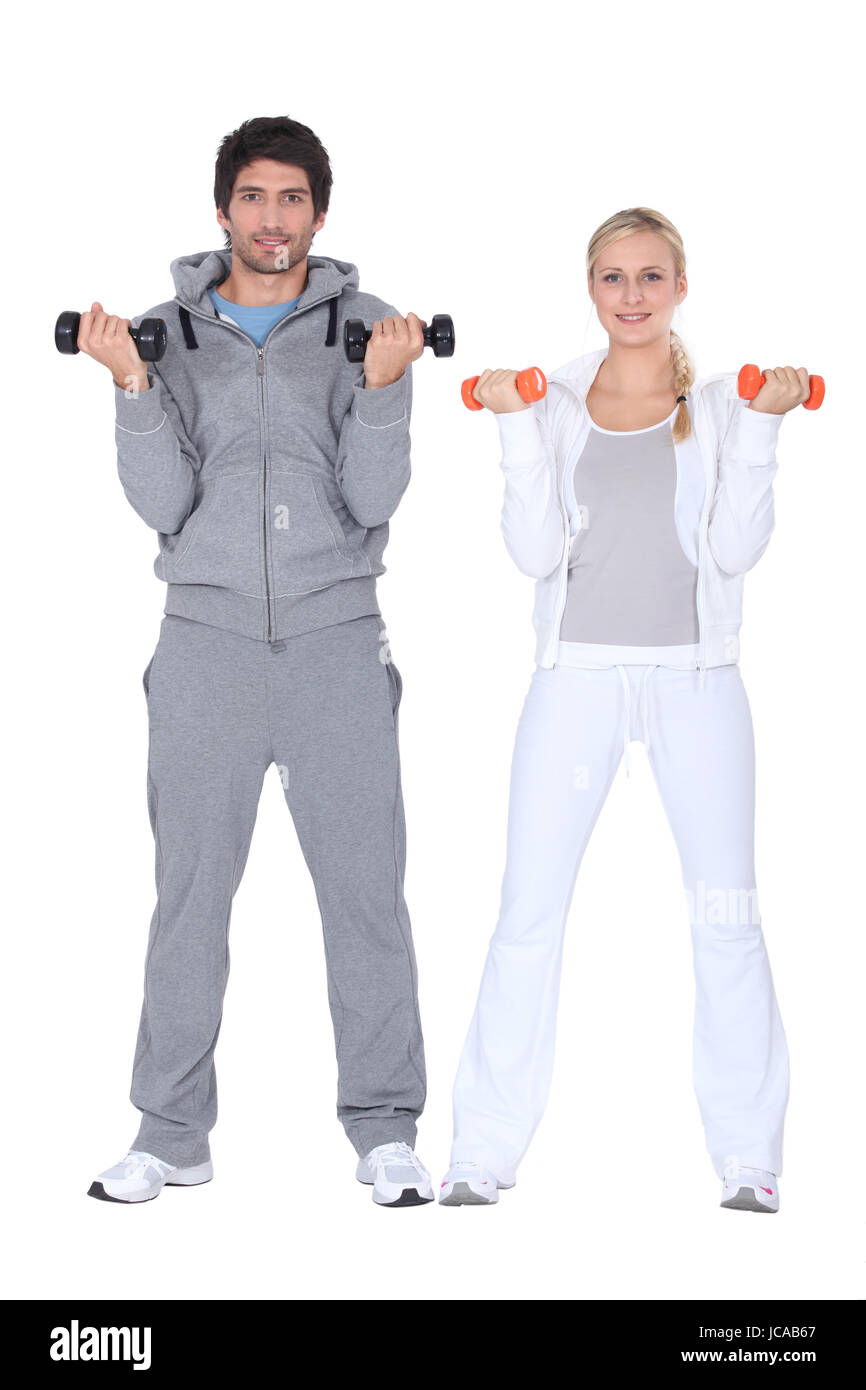 Couple lifting weights Stock Photo - Alamy