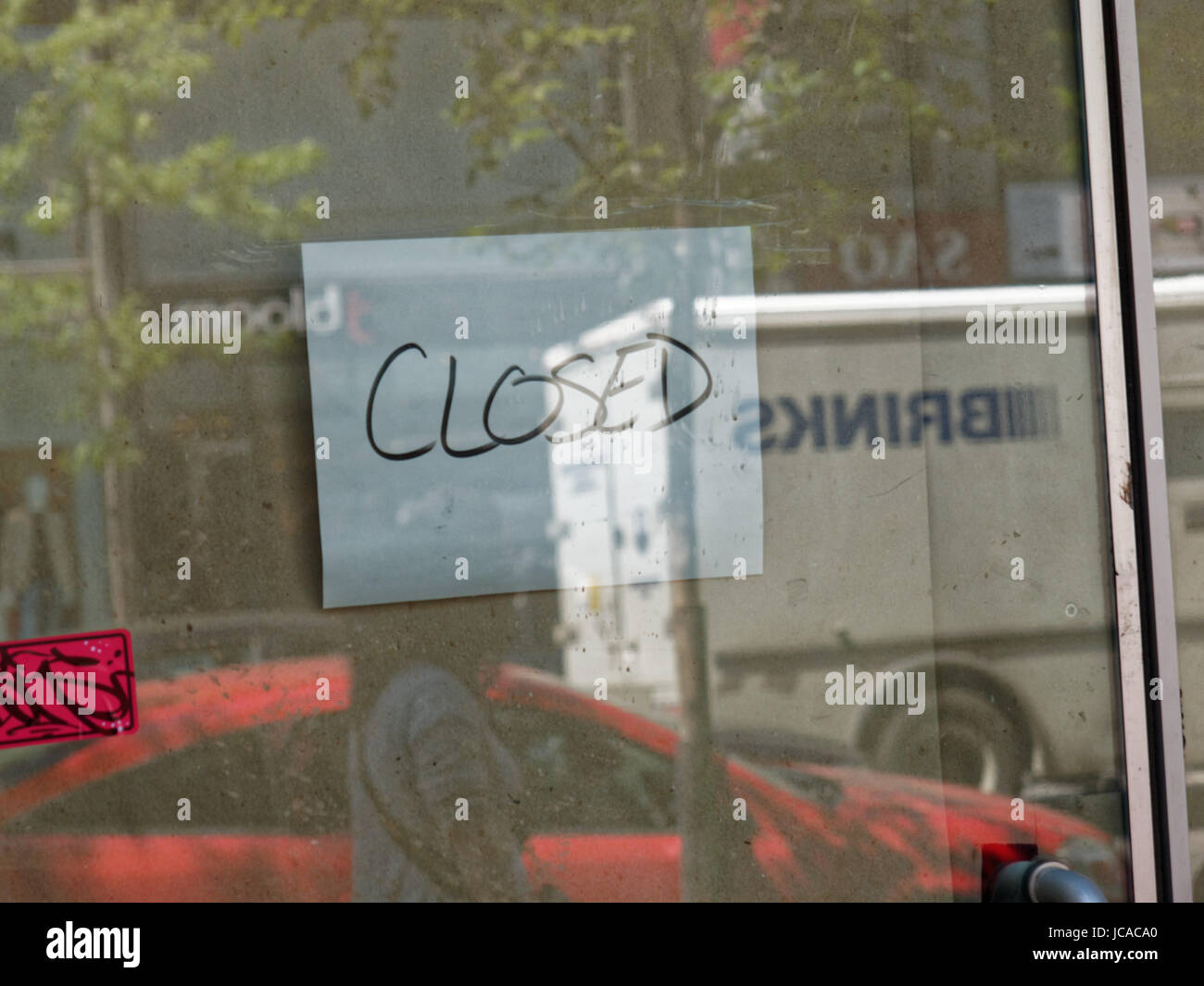 Hand shop closed sign hi-res stock photography and images - Alamy