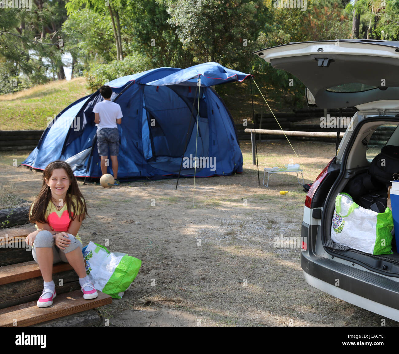 Tent installation hi-res stock photography and images - Alamy