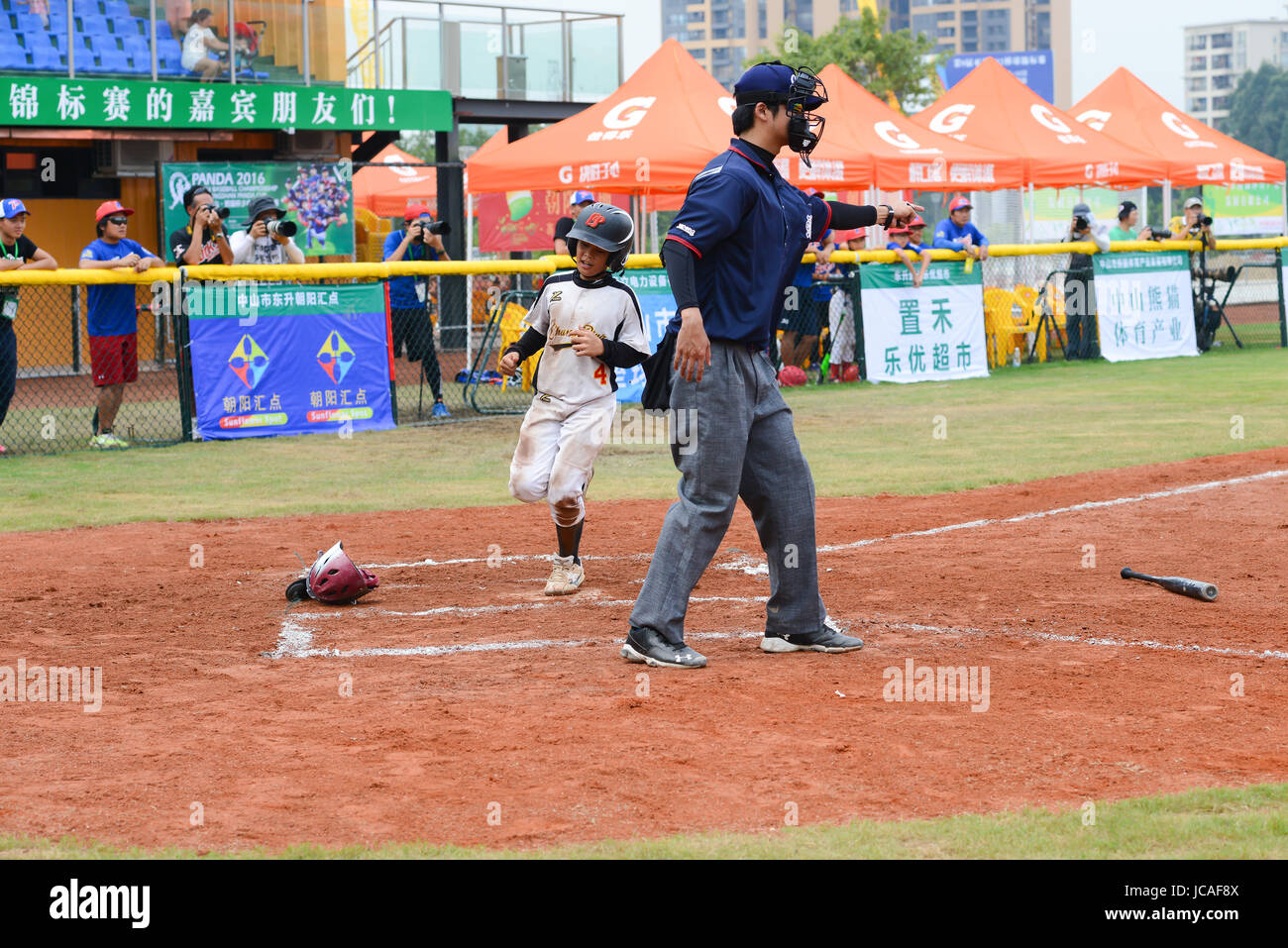 Baseball running action sport hi-res stock photography and images - Alamy