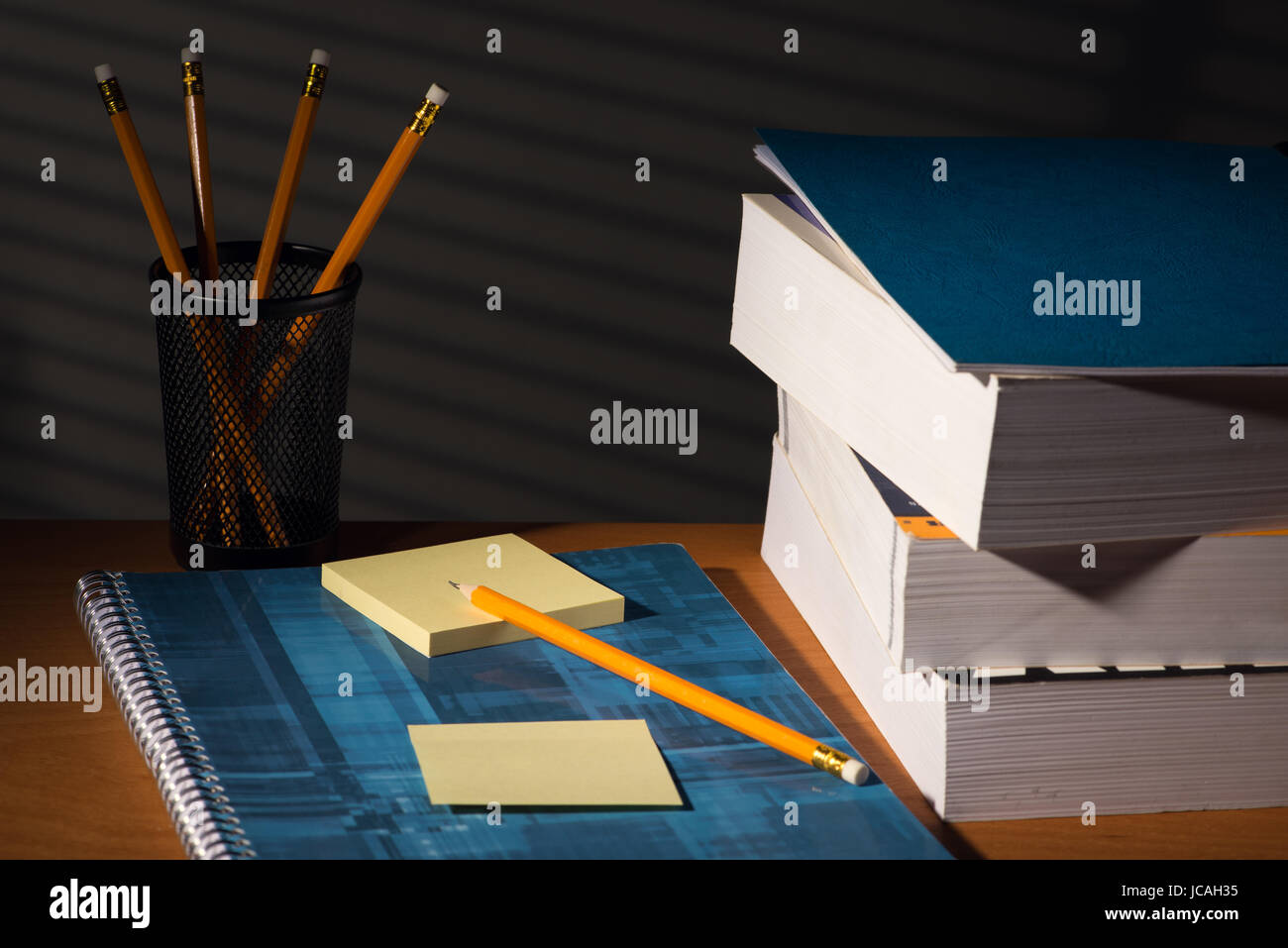 Desk with adhesive note in night with light of blinds Stock Photo - Alamy