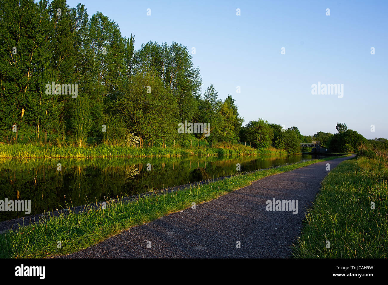 Footpath alongside canal Stock Photo - Alamy