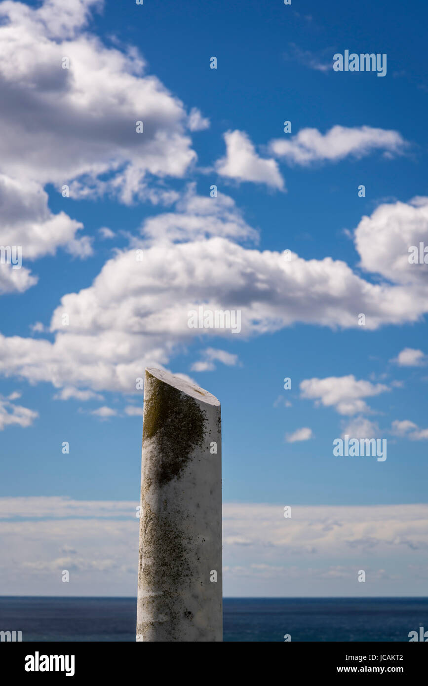 Broken column hi-res stock photography and images - Alamy