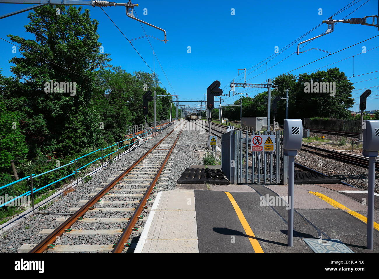 Looking along the branch line platform at Maidenhead towards Paddington ...