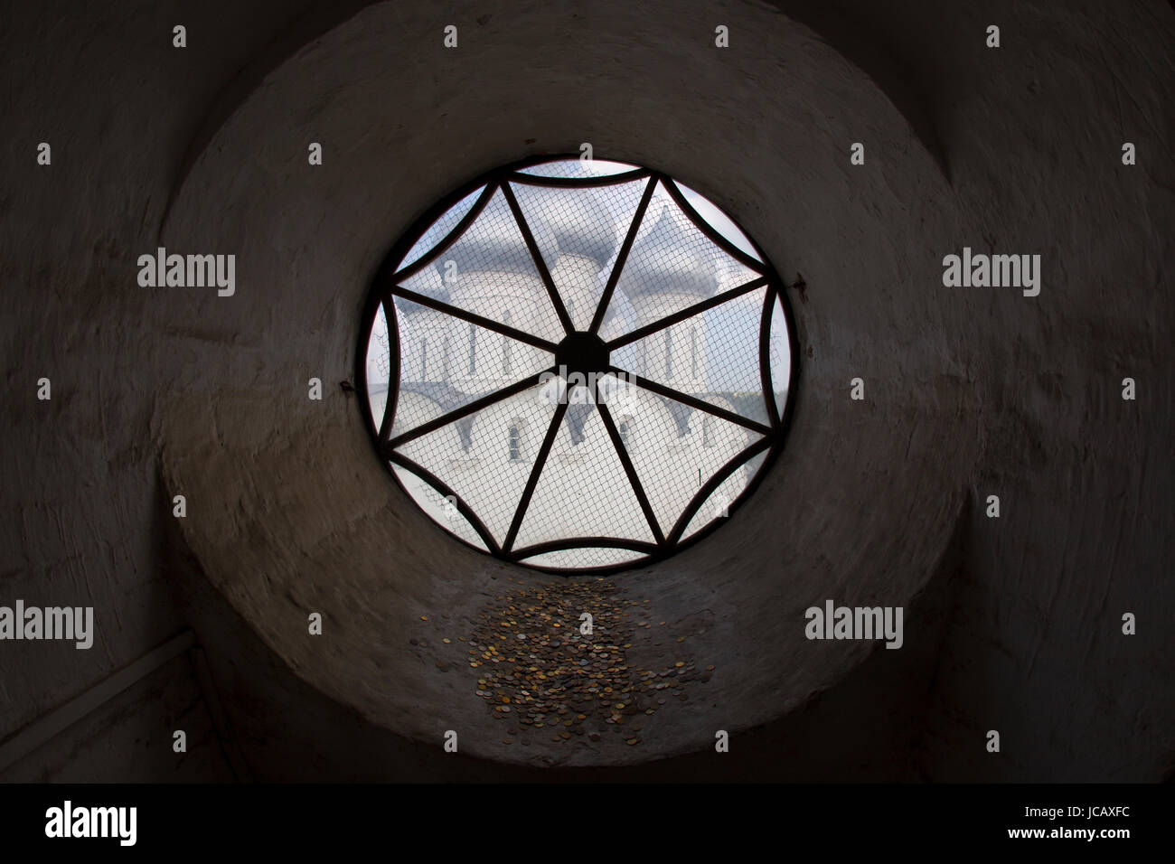 Round window cathedral hi-res stock photography and images - Alamy