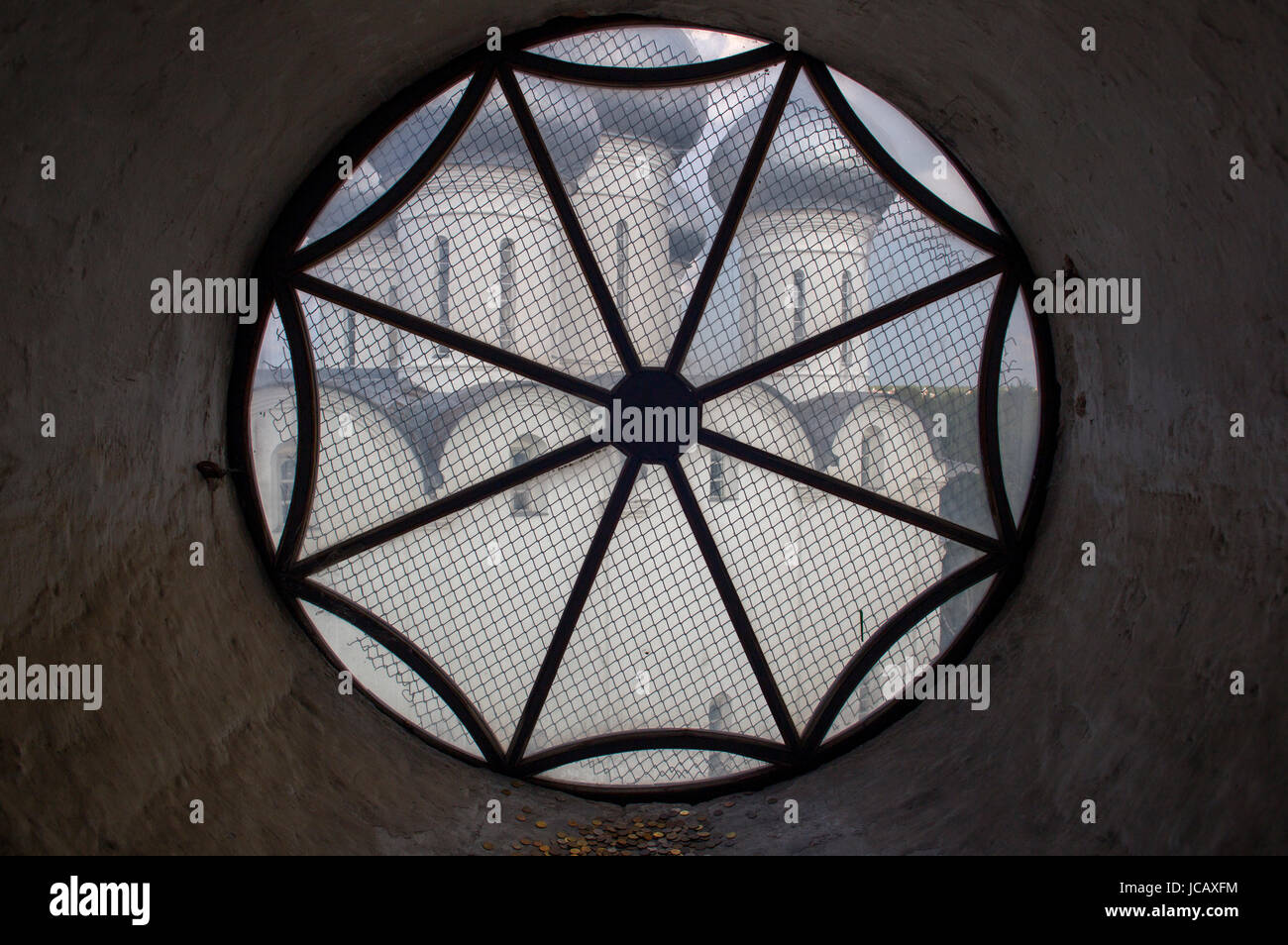 Round window cathedral hi-res stock photography and images - Alamy