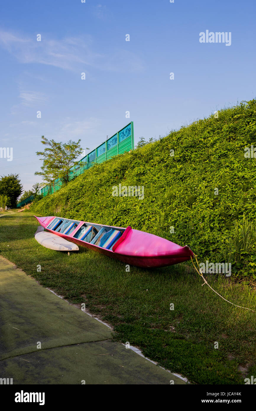 Green canoe red canoe hi-res stock photography and images - Alamy