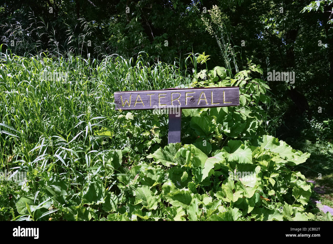 Green sign yellow writing hi-res stock photography and images - Alamy