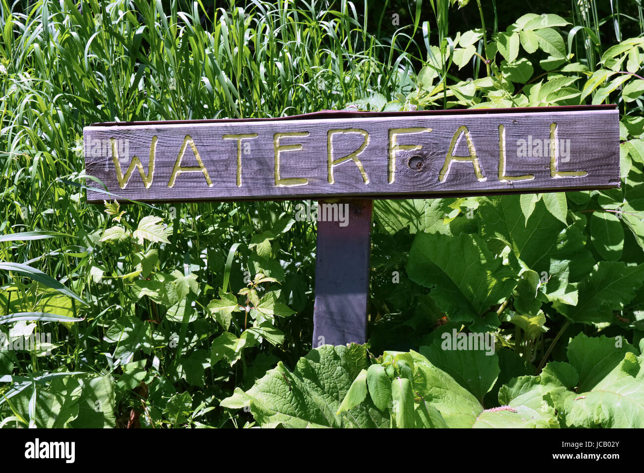 Green sign yellow writing hi-res stock photography and images - Alamy