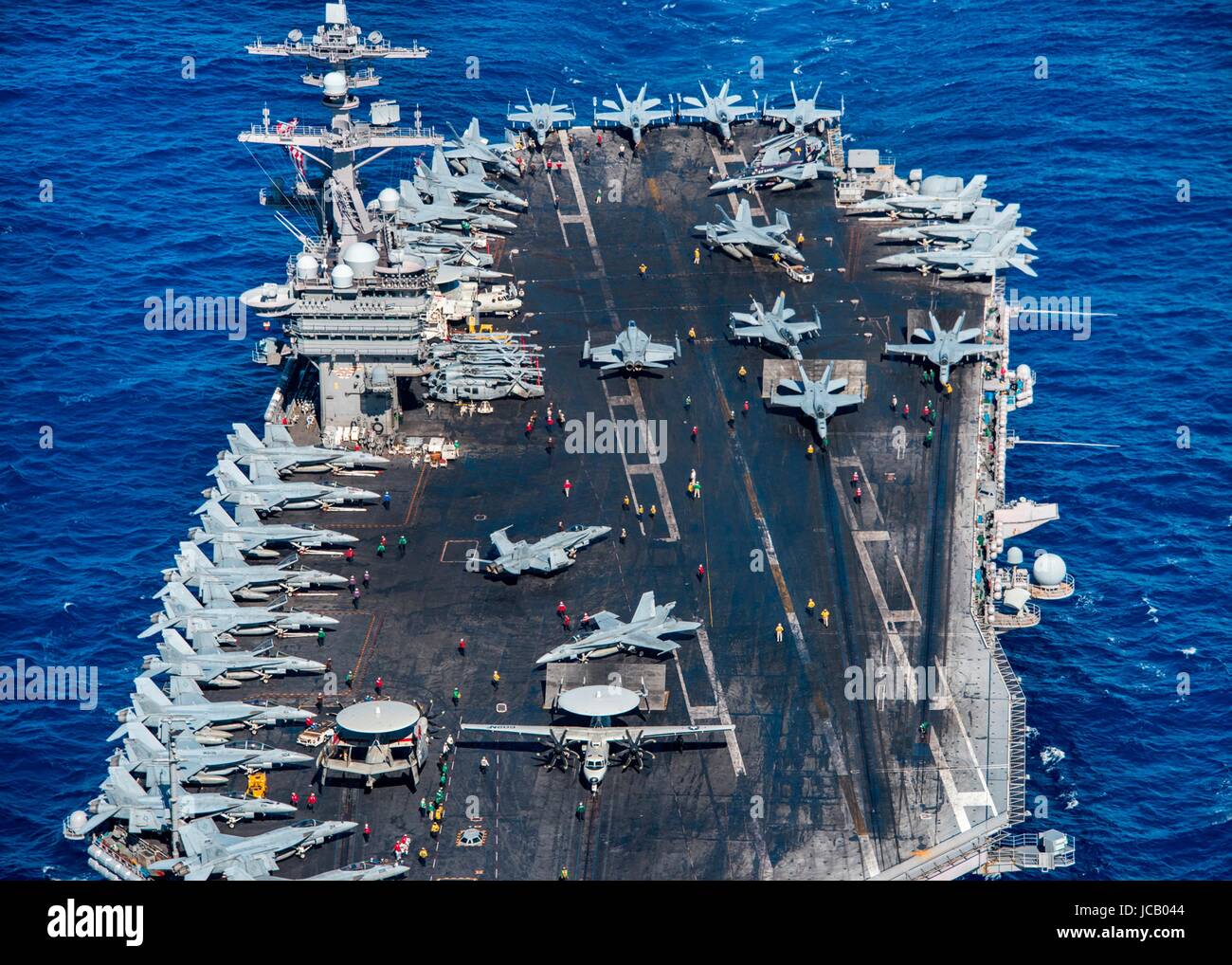 The U.S. Navy Nimitz-class aircraft carrier USS Carl Vinson flight ...