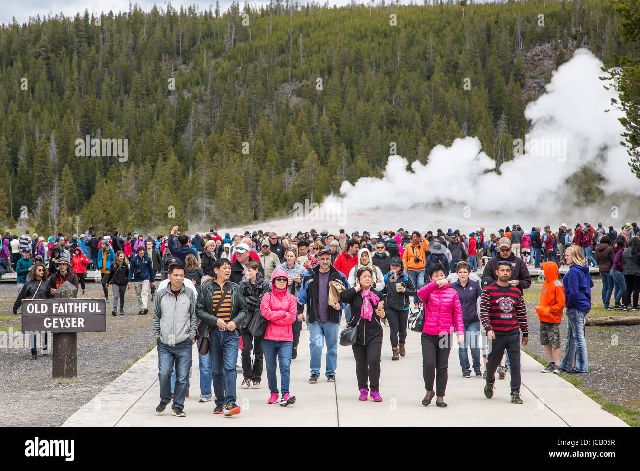 Crowds in park hi-res stock photography and images - Alamy