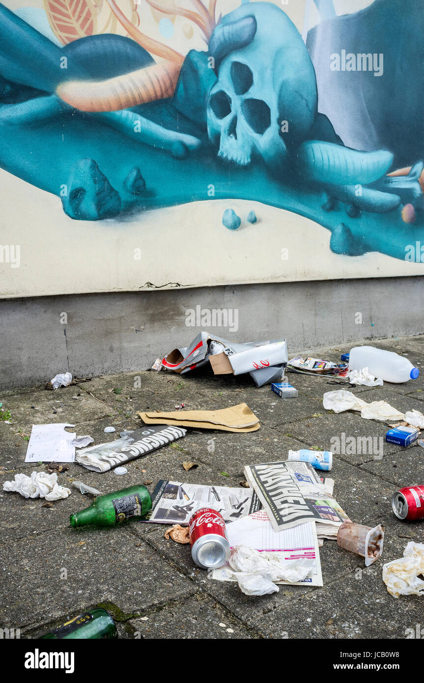 Litter strewn across a residential street in Cardiff, South Wales Stock ...
