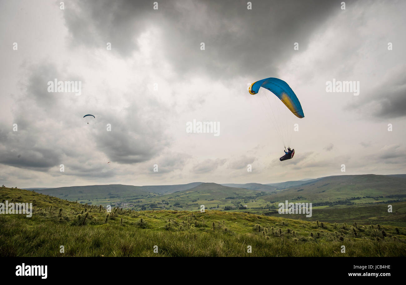 Members of the Dales Hang Gliding and Paragliding Club flies a ...