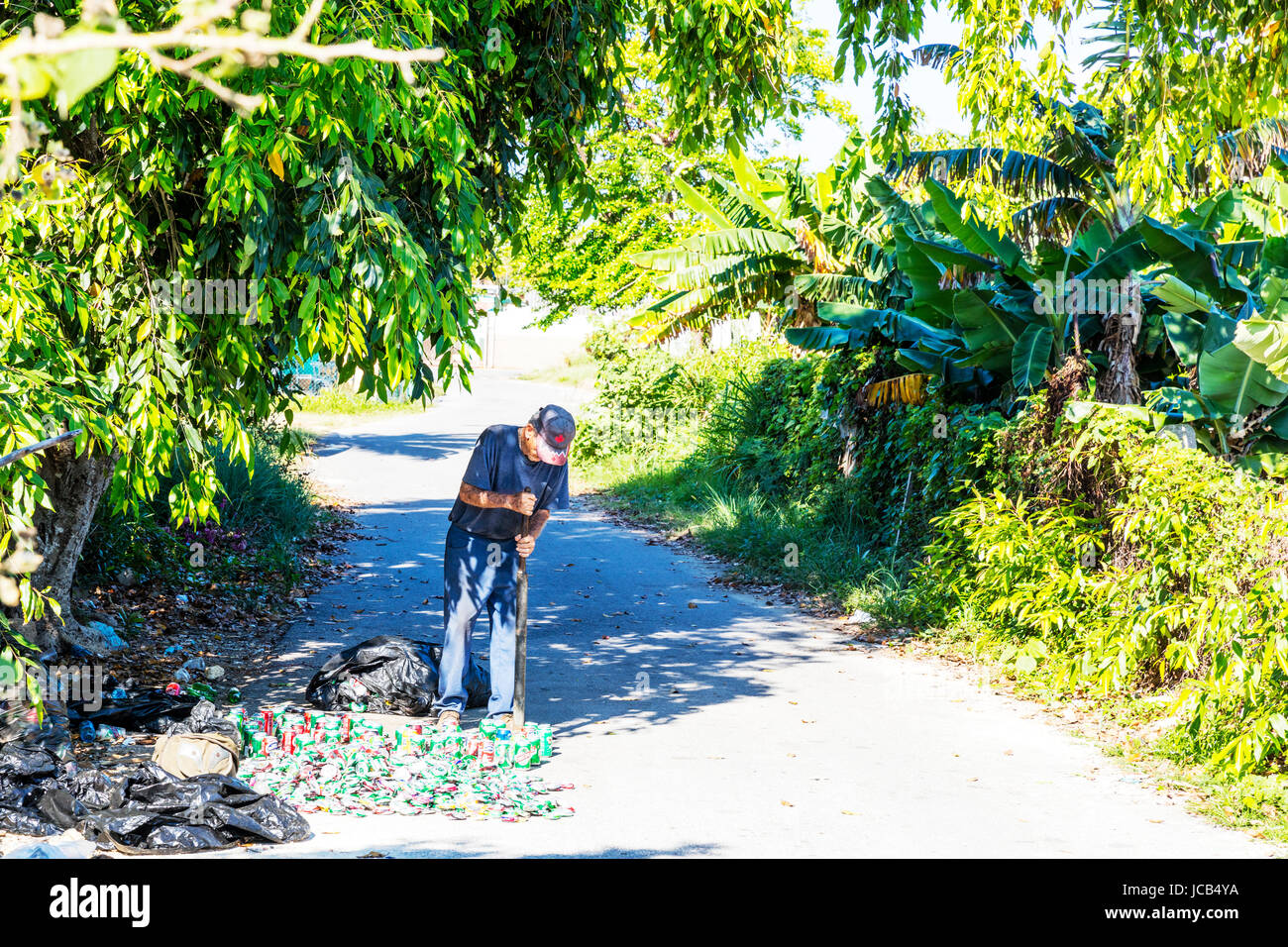 Old cuban man recycling tin cans hi-res stock photography and images ...