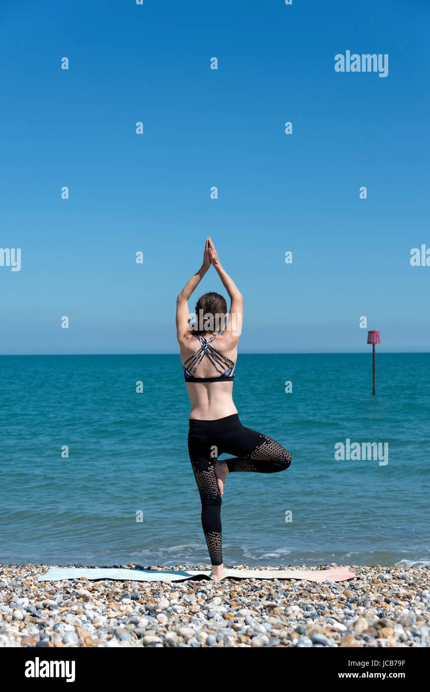 Tree pose hi-res stock photography and images - Alamy
