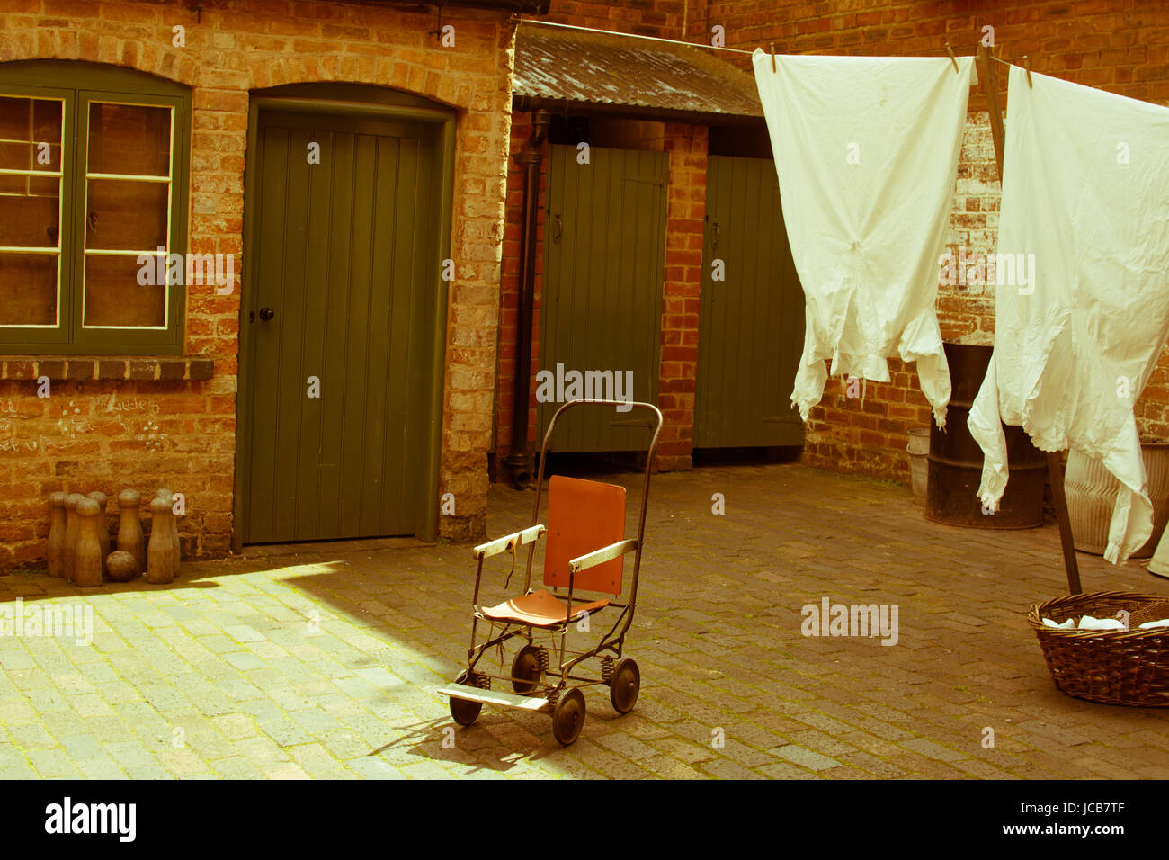 Birmingham back back houses victorian hi-res stock photography and ...