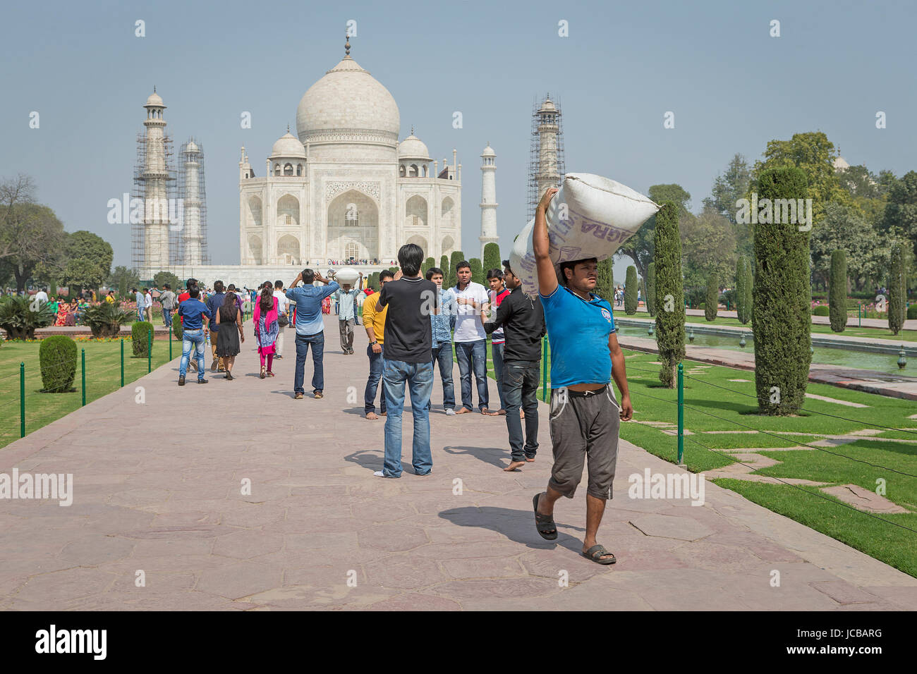 Tourists walking through taj mahal hi-res stock photography and images ...