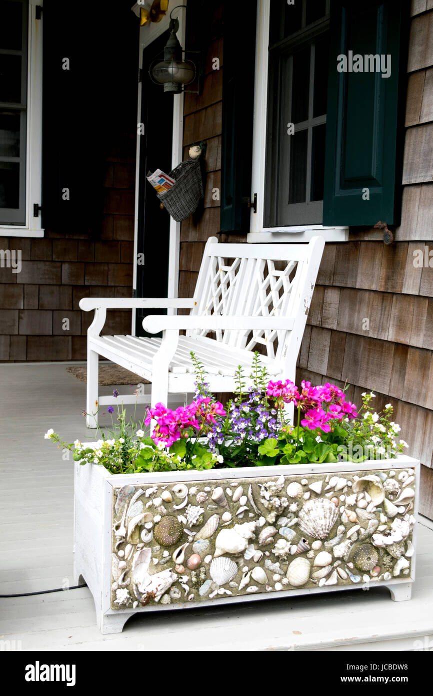 Front porch bench hi-res stock photography and images - Alamy
