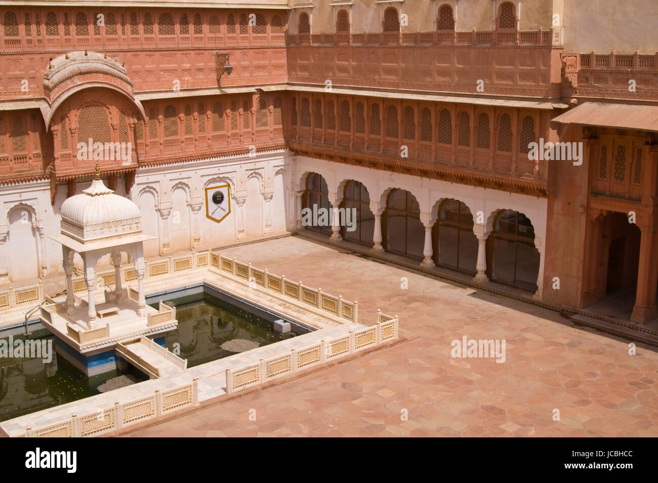 Courtyard with marble pool inside Junagarh Fort in Bikaner, Rajasthan ...