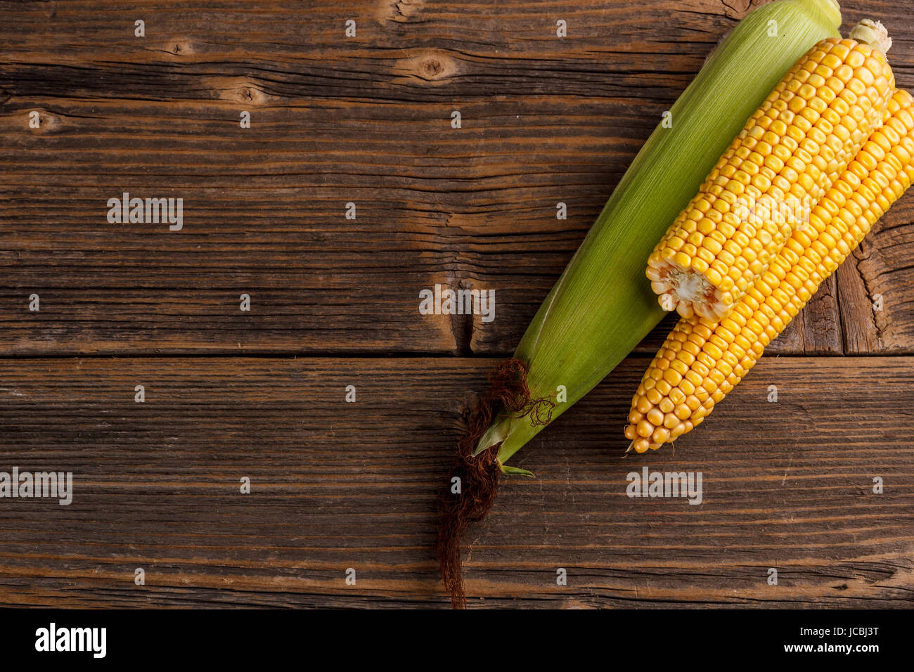 Top view of fresh corn on the cob on wood table Stock Photo - Alamy