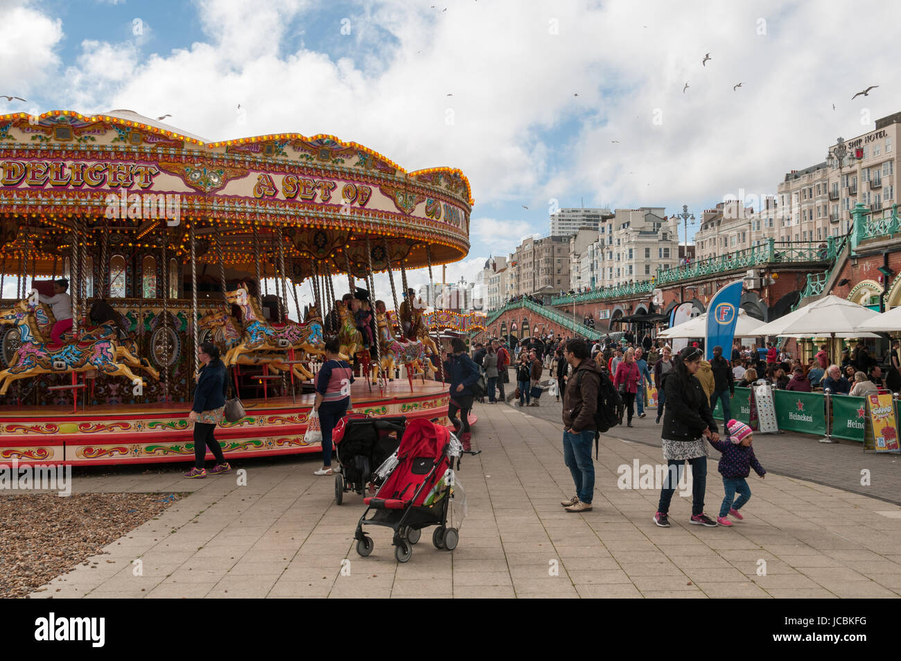 Busy beach brighton uk hi-res stock photography and images - Alamy