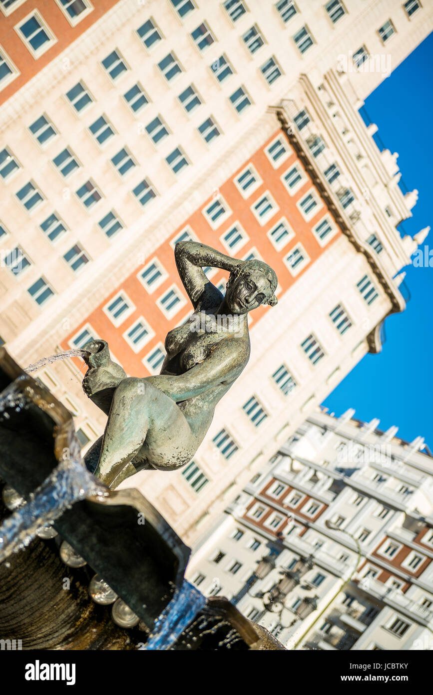 Fmous fountain and skyscraper in madrid, Spain Stock Photo - Alamy