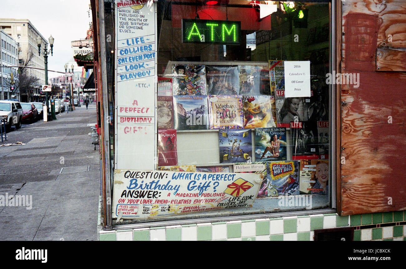 Portland oregon street scene hi-res stock photography and images - Alamy