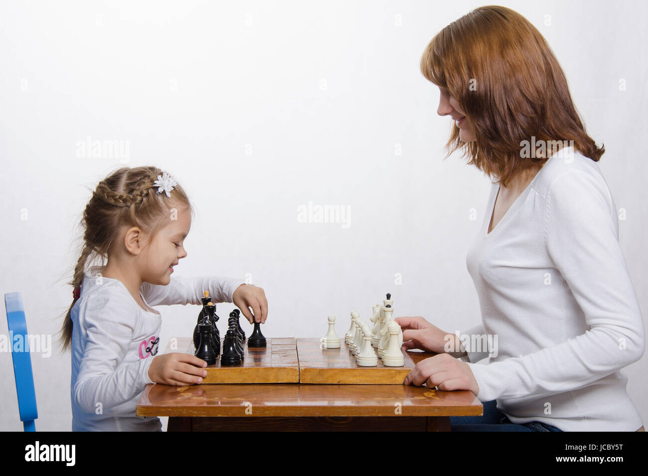 Mother daughter play chess hi-res stock photography and images - Alamy