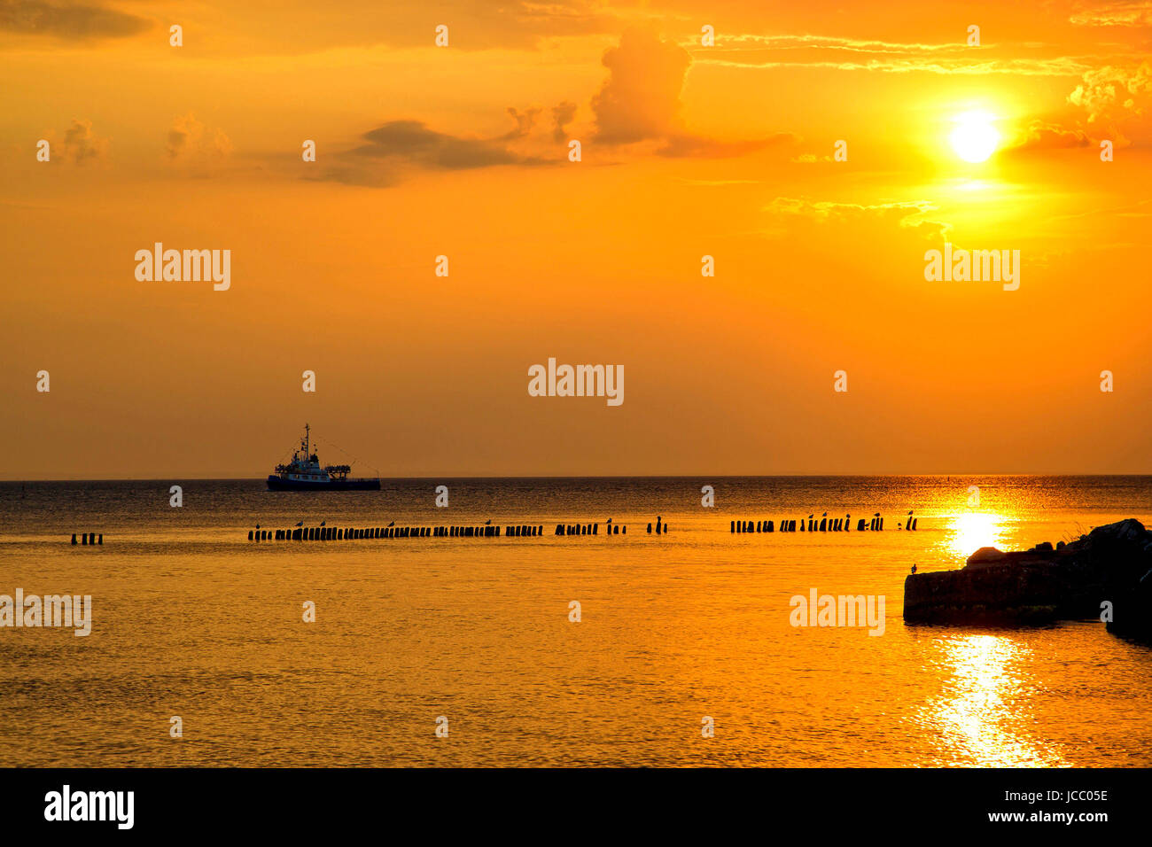 boat salt water Stock Photo - Alamy