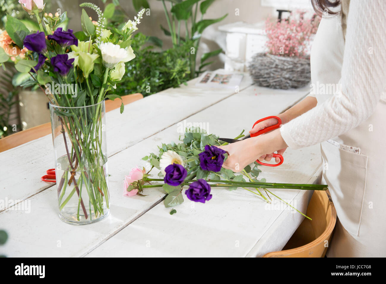 Florist cleaning flowers Stock Photo - Alamy