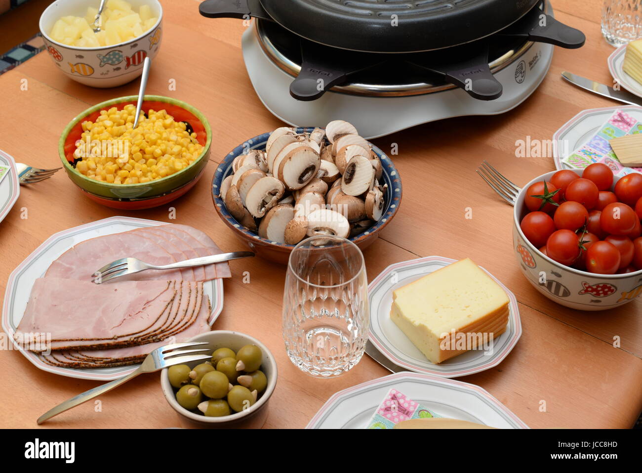 Raclette, tisch, gedeckt, gedeckter tisch, essen, lebensmittel ...