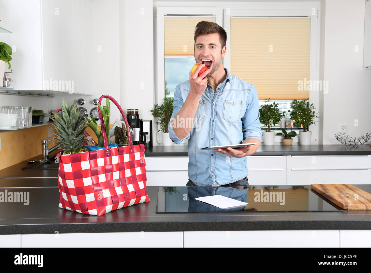 Hand in der tasche hi-res stock photography and images - Alamy