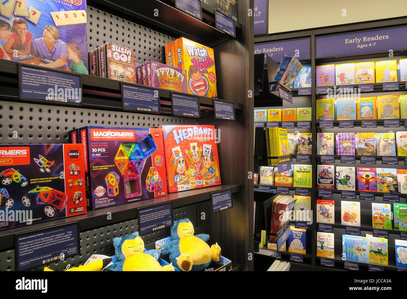Amazon bookstore in time warner center hi-res stock photography and ...